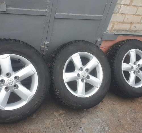 R16 215 65 колеса Nissan