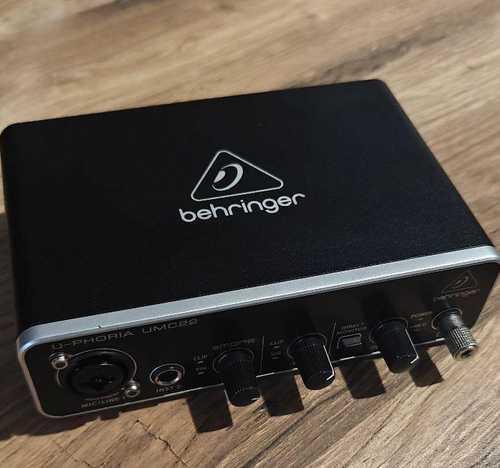 Звуковая карта behringer umc22