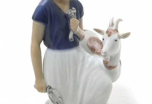 Фарфоровая фигура Девушка с козой. Bing & Grondahl