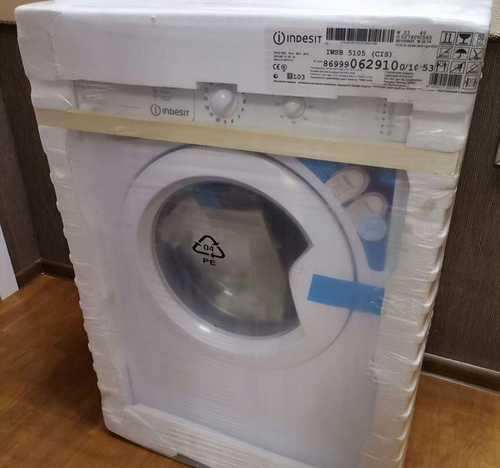 Новая стиральная машина Indesit на 5 кг