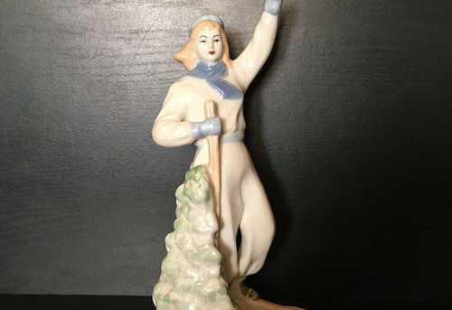 Фарфоровая статуэтка " Лыжница " зхк Полонное 1956