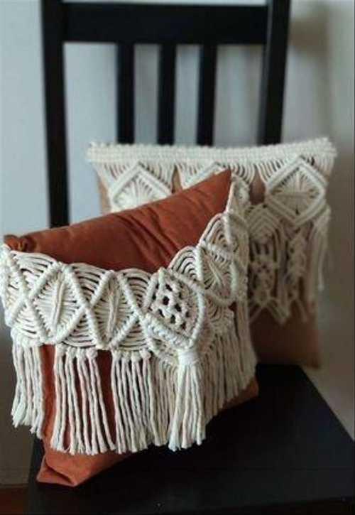 Подушка декоративная с макраме-плетением