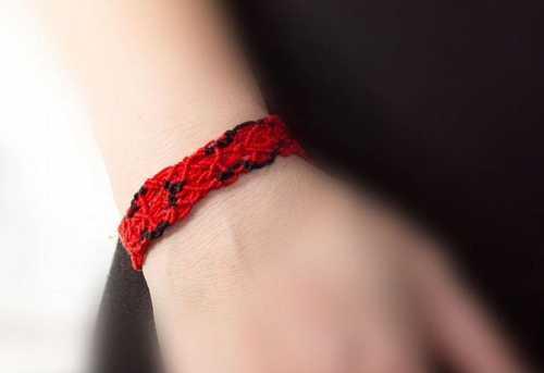 Красный плетеный браслет макраме