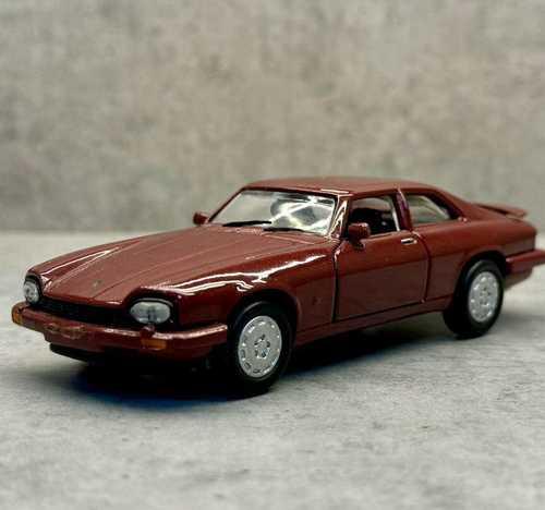 Редкая модель Jaguar XJ-R 1:43 DetailCars