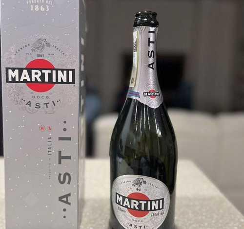 Пустая бутылка от Martini и коробка