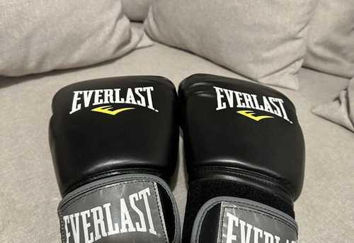 Боксерские перчатки Everlast и шлем Velo