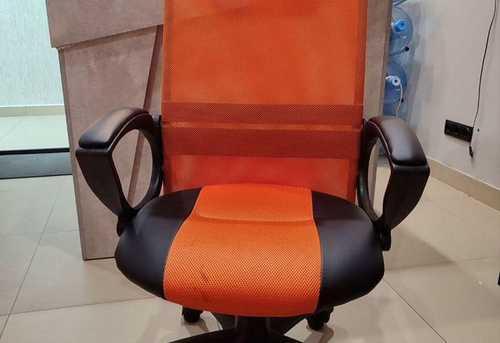 Офисное кресло оранжевое