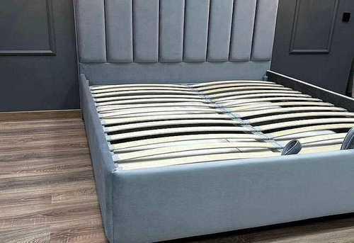 Кровать с мягкой обивкой