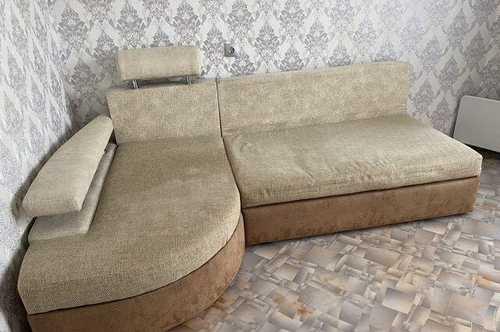 Угловой диван,с атоманкой
