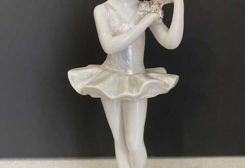 Фарфоровая статуэтка Балерина с цветком