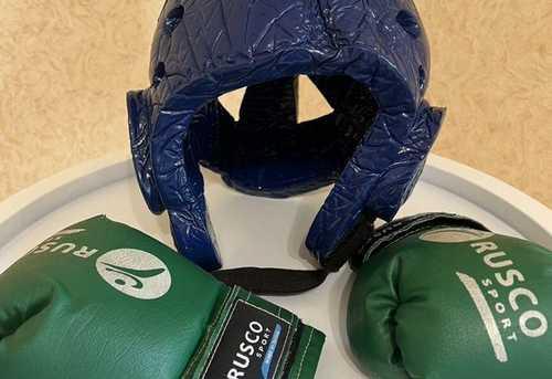 Шлем и боксерские перчатки для мальчика