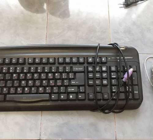 Клавиатура и проводная компьютерная мышь