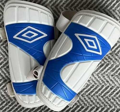 Щитки футбольные Umbro