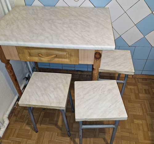 Отдам бесплатно мебель: стол, табуретки, тумбы, шк