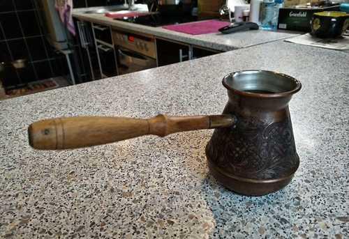 Старая медная кофеварка турка
