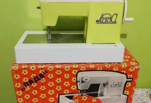 Игрушечная швейная машинка "Лада" 70гг