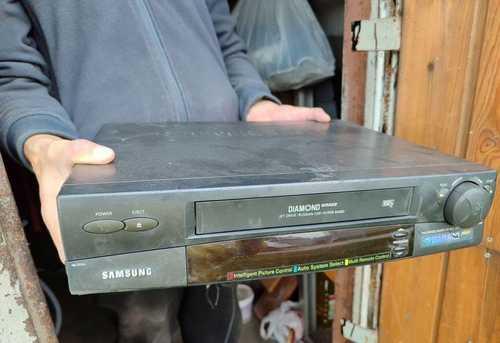 Видеомагнитофон и DVD проигрыватель