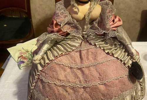 Антикварная кукла на чайник