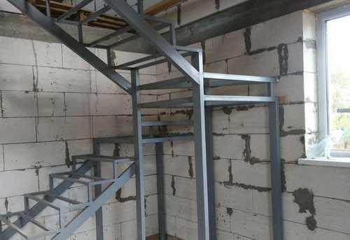 Лестница на металлокаркасе с разворотной площадкой