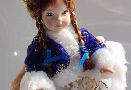 Снегурочка фарфоровая кукла