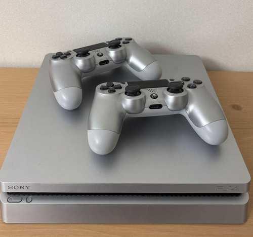 Sony PlayStation 4 Slim, 500 ГБ, 2 геймпада