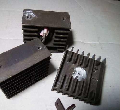 3 радиатора для транзисторов