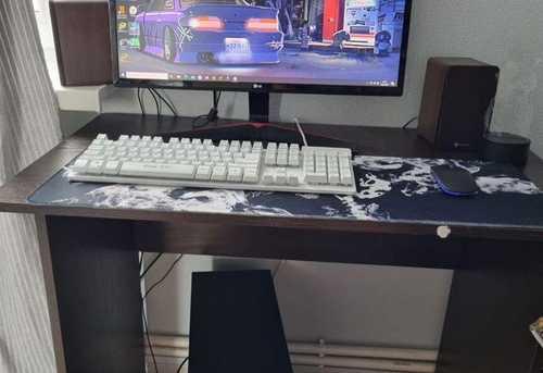 Компьютер и стол с монитором