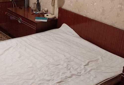Кровать двухспальная с матрасом, тумбочки и трюмо