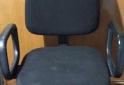 Офисное кресло и 2 стула