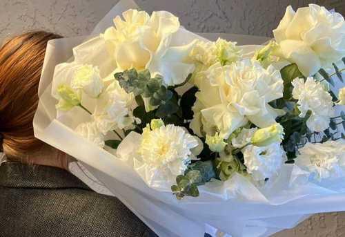 Букет с белыми французскими розами, эустомой и эвк