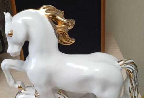 Фарфоровые статуэтки СССР " Белая лошадь "