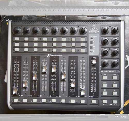 Behringer X-touch Compact