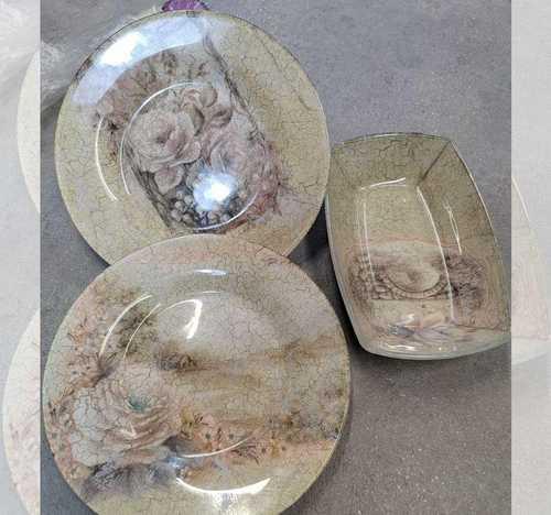 Прекрасный сервиз из трех блюд