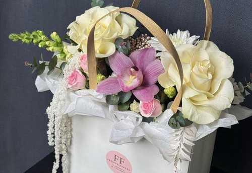 Букет цветов в сумочке с ажурными розами