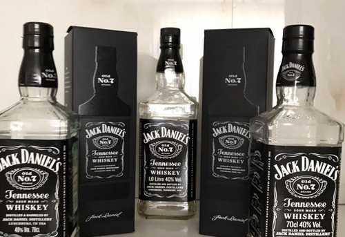 Пустые бутылки от виски Jack Daniel's