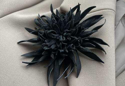 Брошь хризантема черная