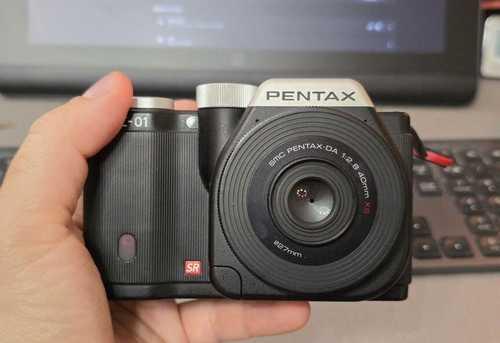 Marc Newson Pentax k-01 + Pentax DA 40mm 2.8 XS