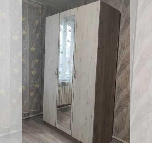 Шкаф с полками и штангой
