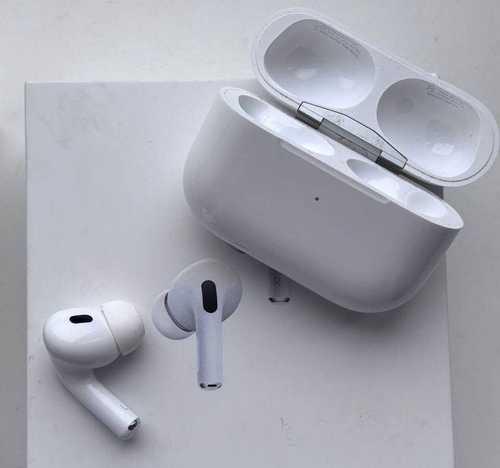 Наушник и кейс Apple Airpods 2