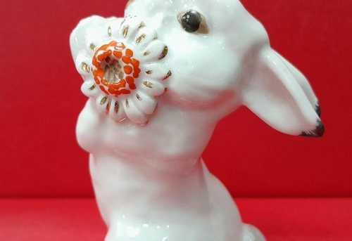 Фарфоровая статуэтка "Зайчик с цветком" лфз 1950-е