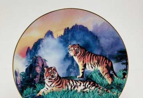 Тарелка настенная Тигры