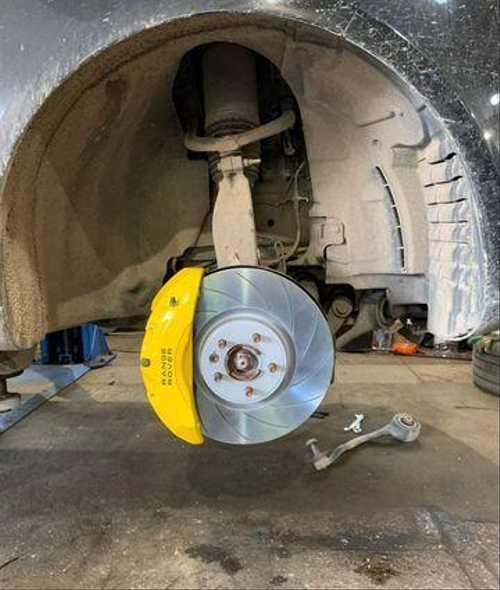 Тормозная тюнинг система Brembo перед Range Rover