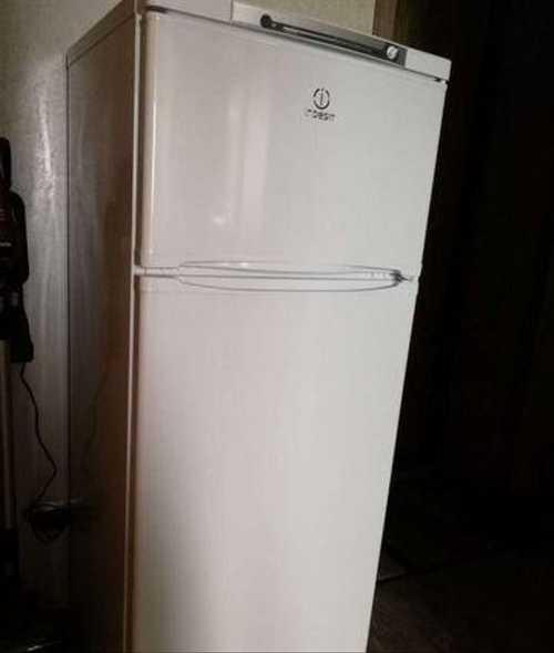 Холодильник Indesit на 249 литров, двухкамерный
