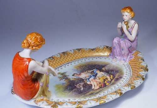 Блюдо «Две девушки». Фарфор. Деколь