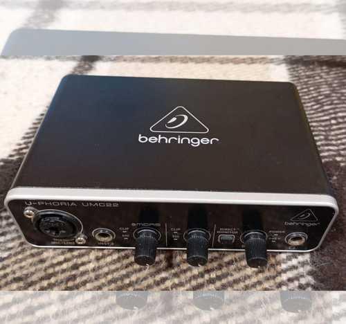 Звуковая карта Behringer UMC22