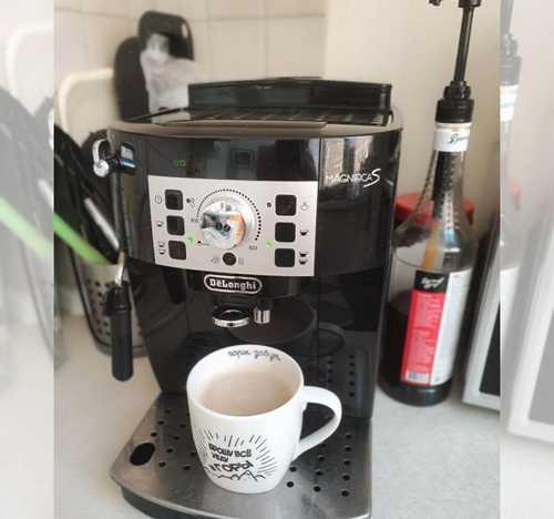 Кофемашина Delonghi magnifica s