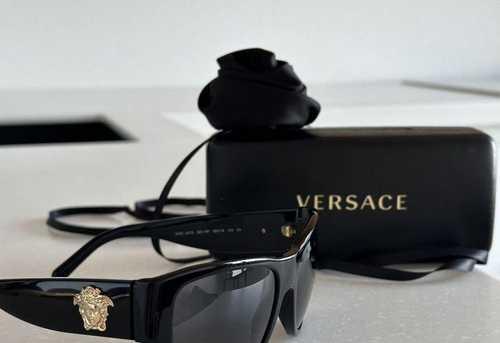 Солнцезащитные очки Versace