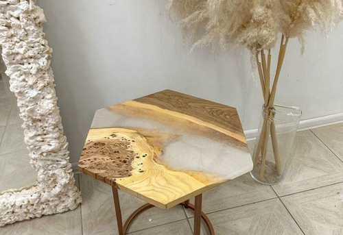 Журнальный столик из дерева и смолы