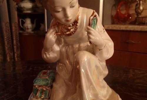 Статуэтка Танюша с тятиным подарком