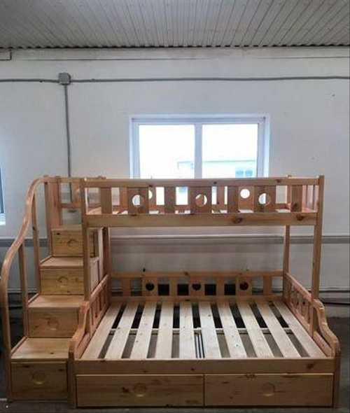 Двухъярусная кровать с приставной лестницей